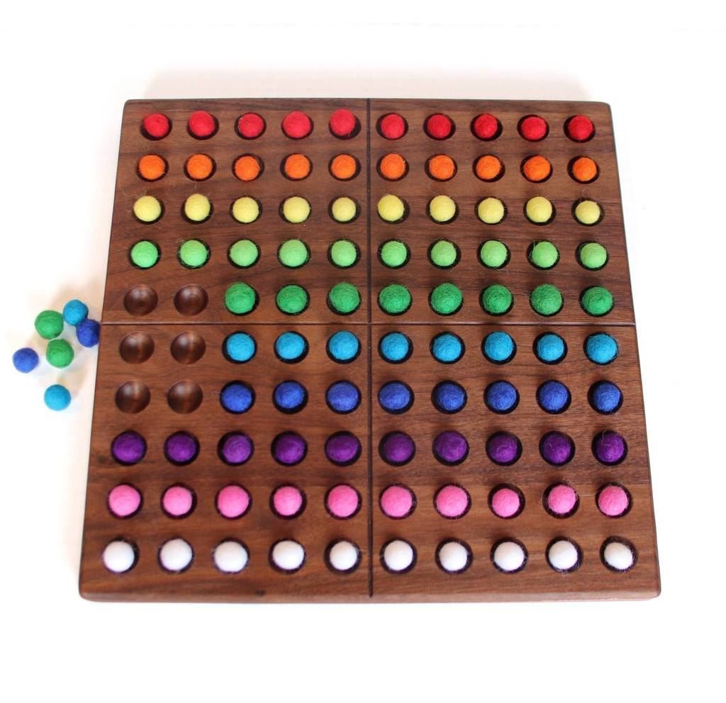 100 frame in walnut with wool balls – Nest